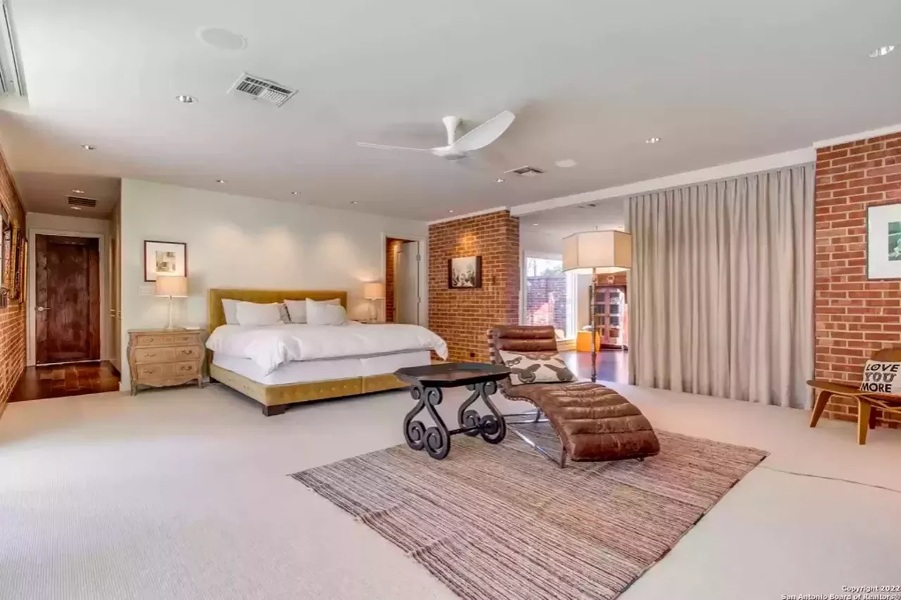 A San Antonio Midcentury Modern home built by famed architect O'Neil ...